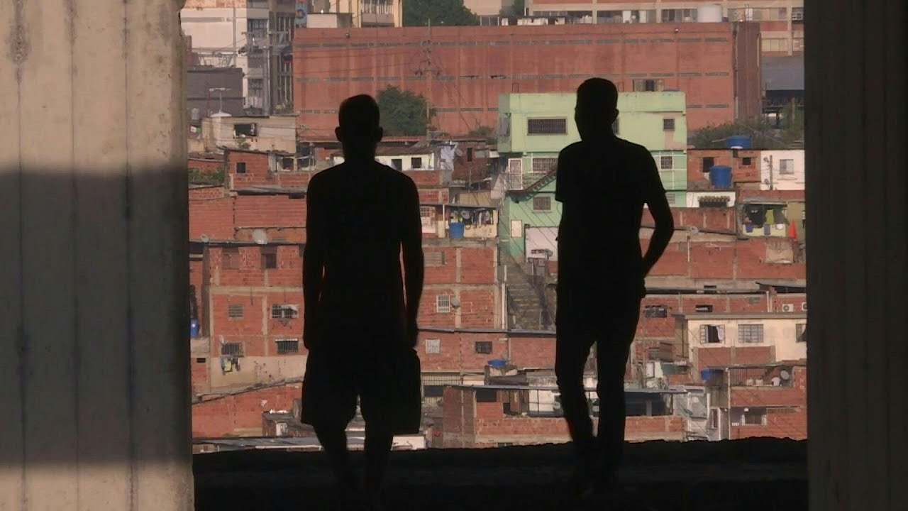 Infierno a la espera de una casa: la vida en edificios invadidos en ...