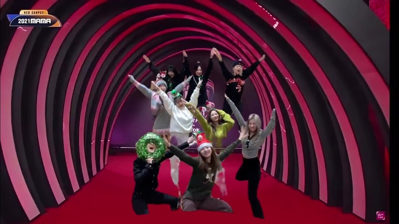 TWICE CELEBRATING THEIR WIN AT MAMA 2021 - YouTube