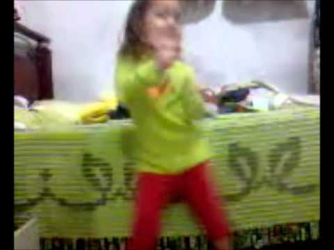 Nathaly dançando bonde das maravilhas