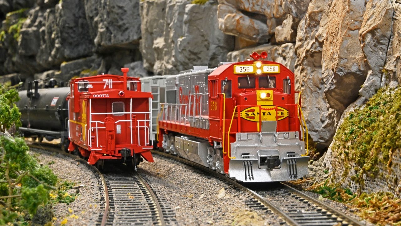 Atlas Santa Fe Warbonnet U28CG W/ Loksound! - YouTube