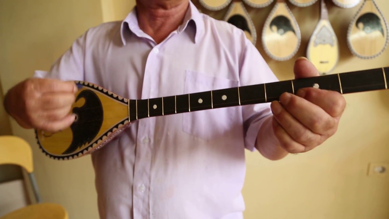 Kur bie Fyelli e Çiftelia... Çifteli e traditës me 13 nota. (Playing ...