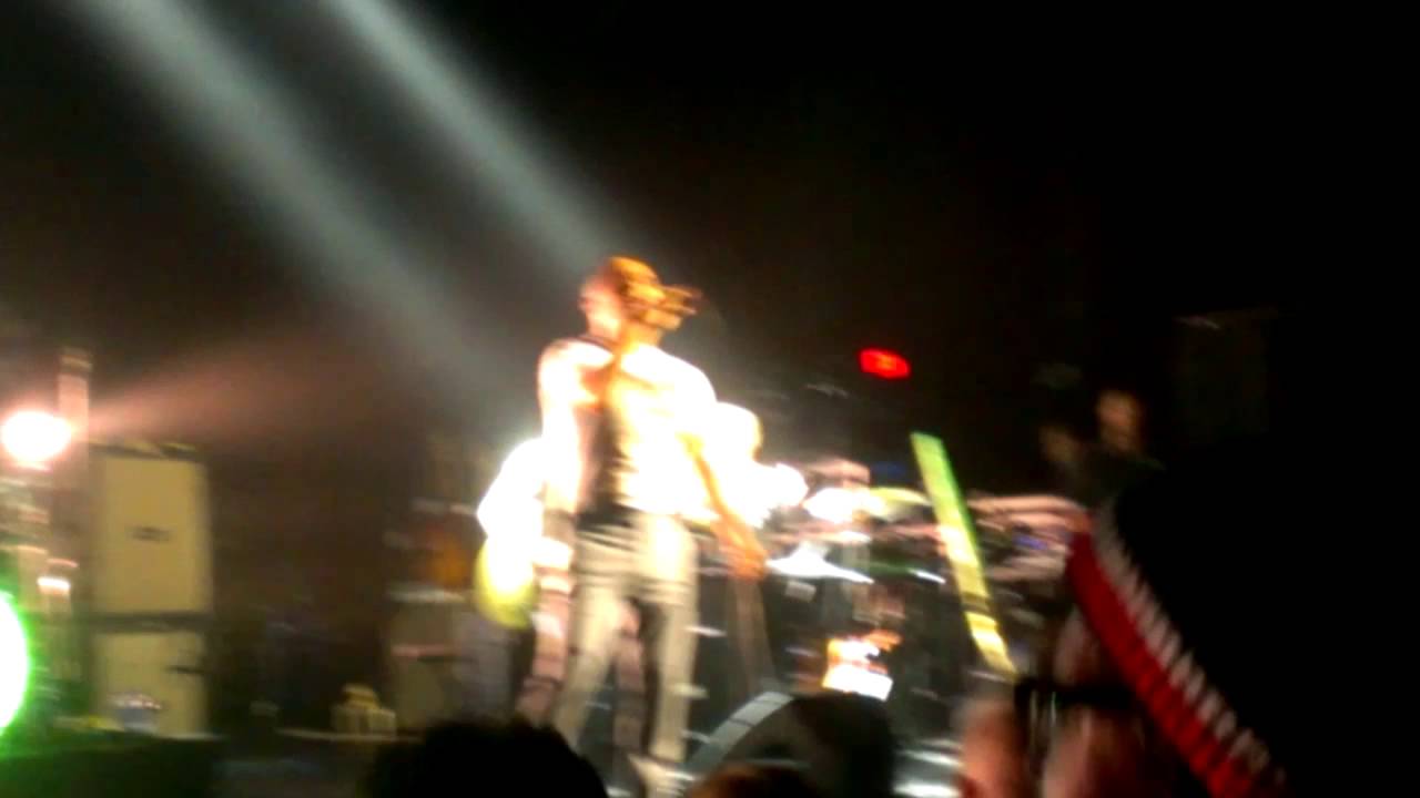 Morrissey concert 6/24/15 Gustavo singing - YouTube