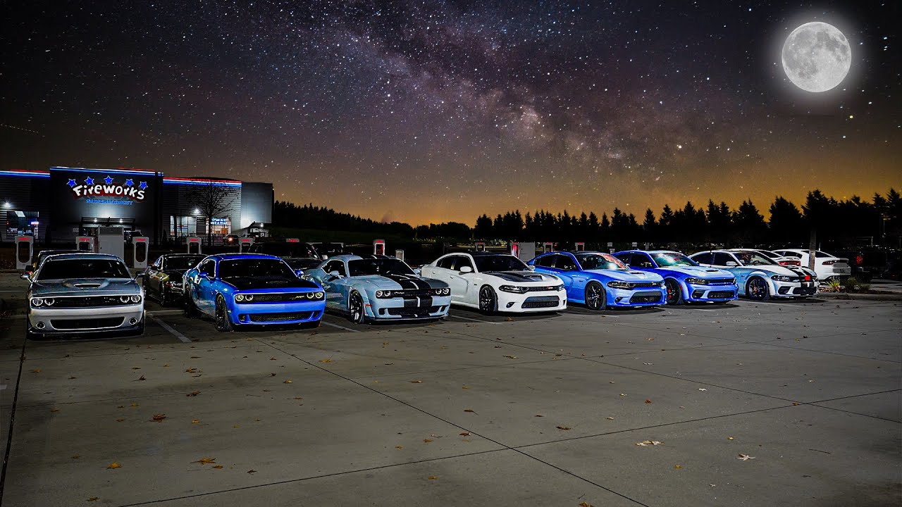HELLCATS AND SCATS TAKEOVER CAR MEET... - YouTube
