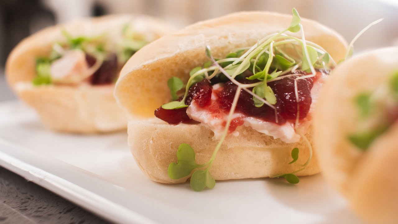 Mini sandwiches de pollo, salsa cranberry, mayo, berros de arúgula ...