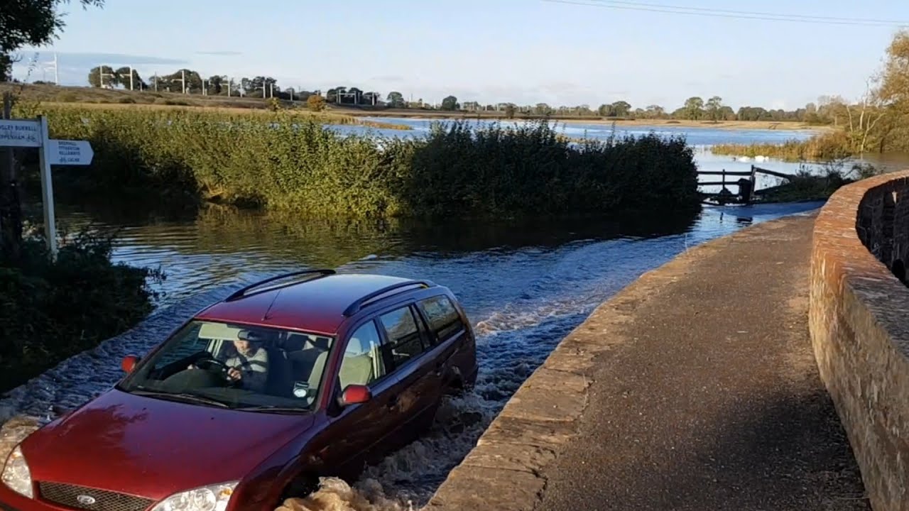 Flooding at Kellaways, Chippenham - YouTube