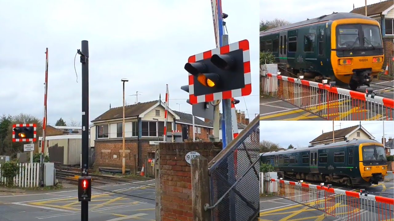 Wokingham Level Crossing, Berkshire - YouTube