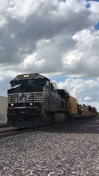 “RARE” NS 4562 leading a BNSF work train!!! - YouTube