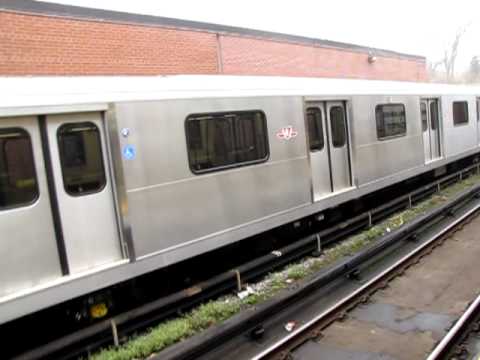 View the Lenght of the New TTC TR subway Train @ Davisville - YouTube