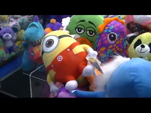 Winning on The Claw Machine- INSANE Despicable me 2 wins!+GIZMOS ...