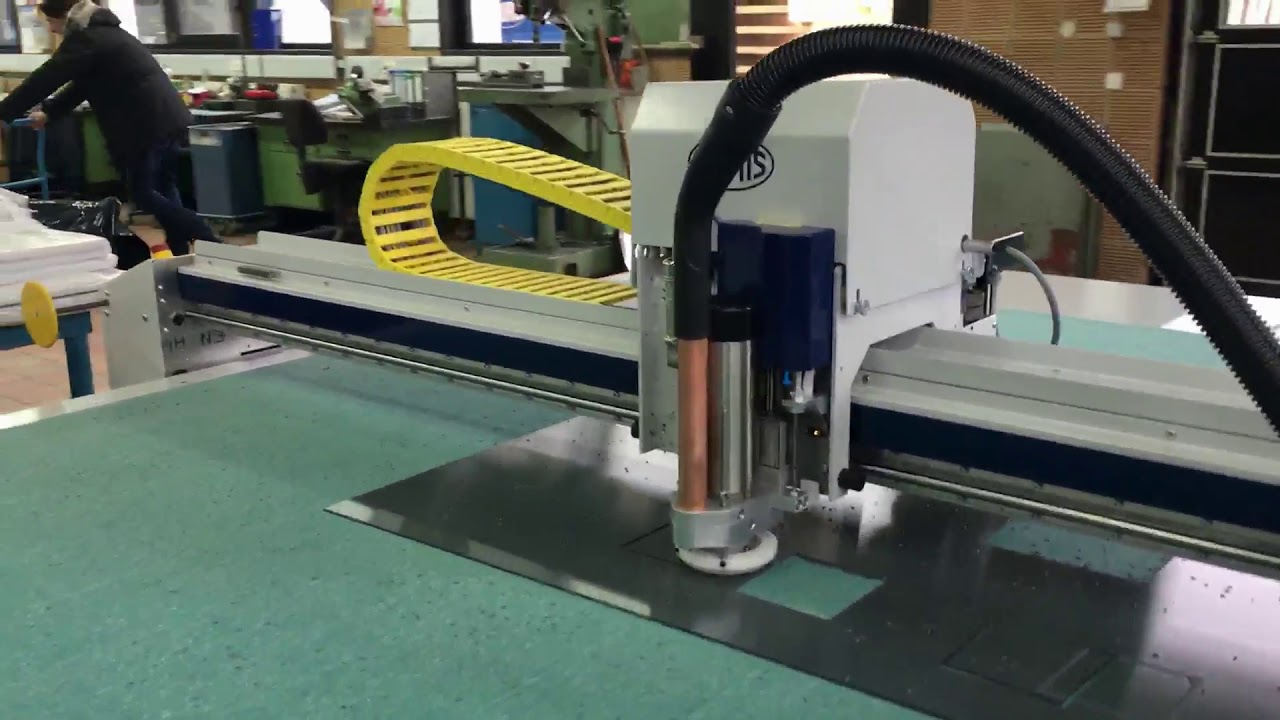 Kuris cutting with a router - YouTube