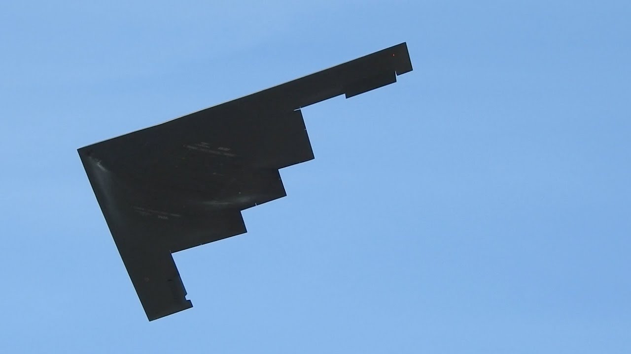 B2 Stealth Bomber flyover The Rose Bowl (2016) - YouTube