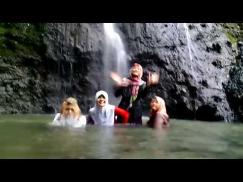 CEWEK CANTIK MANDI BASAH