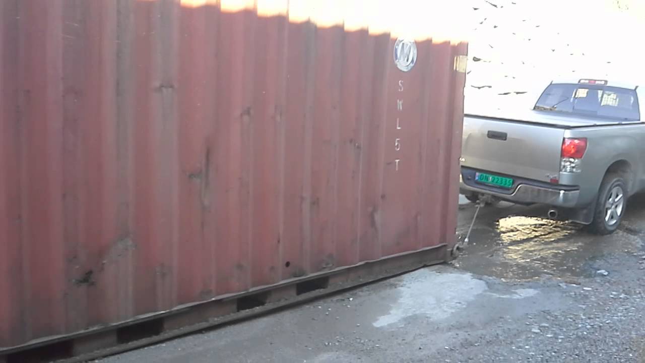 Toyota Tundra 4,7 V8 towing ship container - YouTube