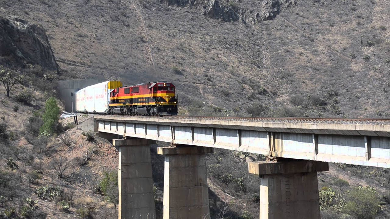 KCSM SD60´s 3833, 3840 saliendo del Túnel # 5 en San Diego de la Unión ...