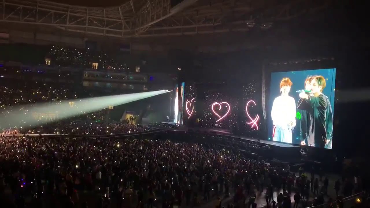 Onda de luzes segundo dia de show do BTS no Brasil - YouTube