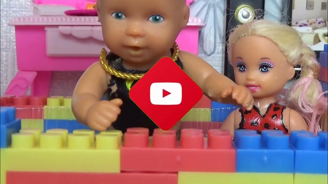 ПОЧЕМУ ВОДА ЗЕЛЕНАЯ? ЛЕГО БАССЕЙН! КАТЯ И МАКС ВЕСЕЛАЯ СЕМЕЙКА СМЕШНЫЕ ...