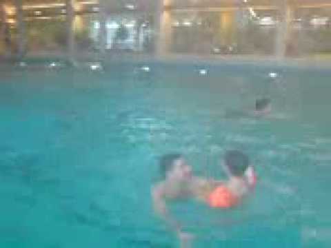 Kayra-Cem Yilmaz   Havuzda