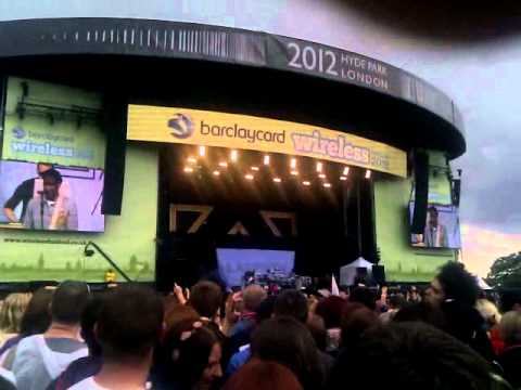 Labrinth - Frisky / Pass out (Wireless Festival) - YouTube