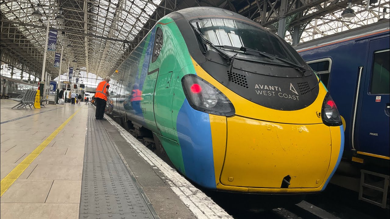 Approaching in now is 390121 approaching Manchester Piccadilly from ...