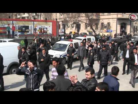 Əli Kərimlinin evinin qarşısında etiraz aksiyası keçirilib 1 APREL 2011 IL !