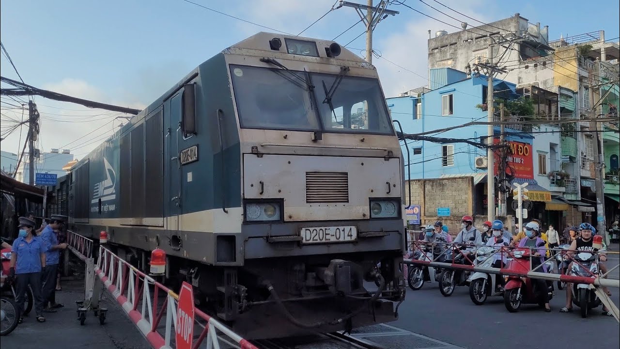 [1100] D20E-014 (XNĐM Sài Gòn) kéo tàu SE8 rời ga Sài Gòn | 6:47 - 02. ...