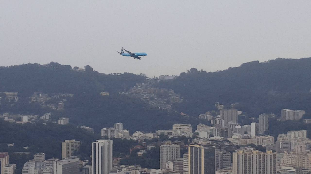 Plane landing in Rio de Janeiro (video from Sugarloaf Mountain) - YouTube
