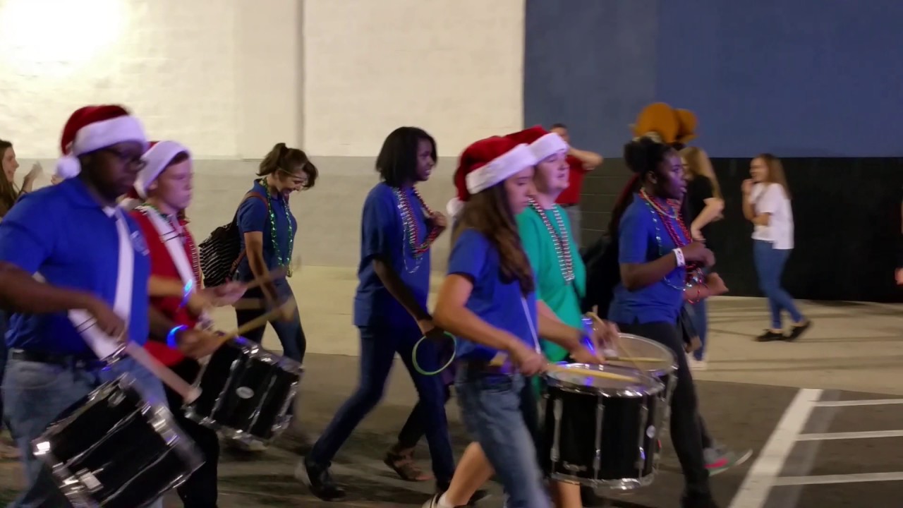 Santa Arrives 2017 @ Cordova Mall led by Ferry Pass Middle School Band ...
