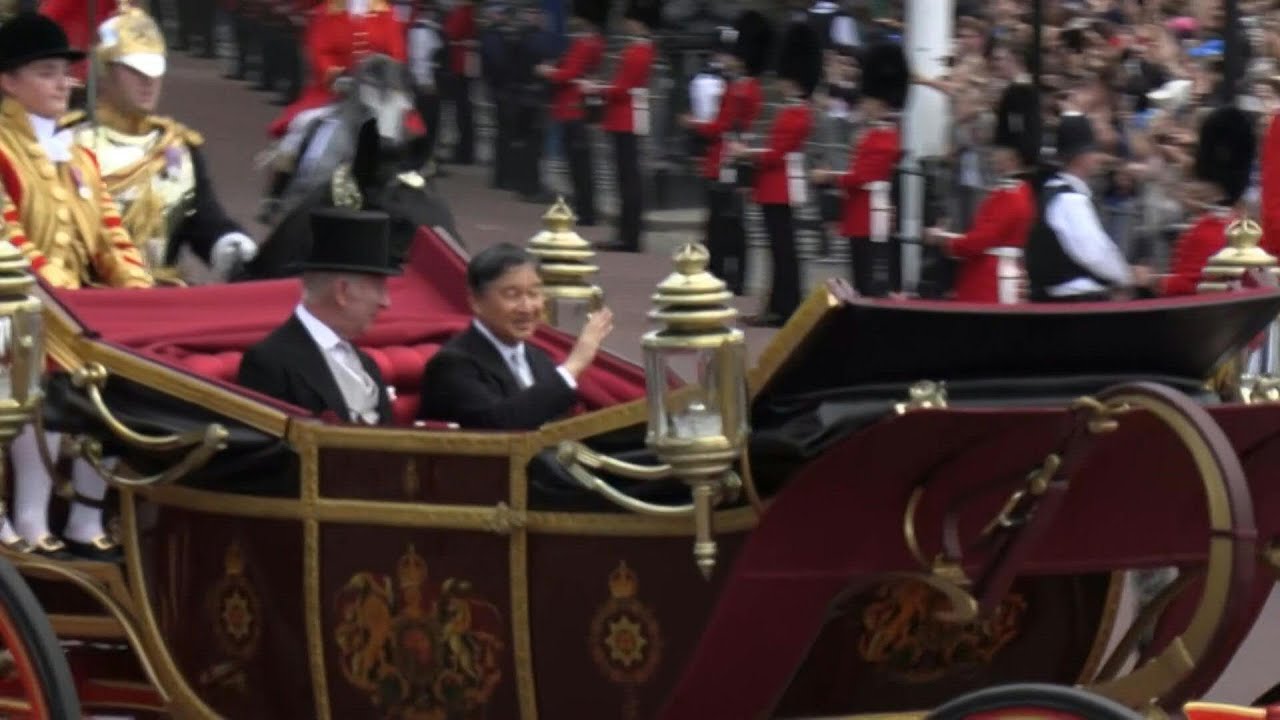 Carriage procession takes Japanese emperor to Buckingham Palace on UK ...