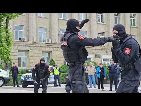 Спецназ "Скорпион" - полиция в Бельцах устроила праздник для детей и ...