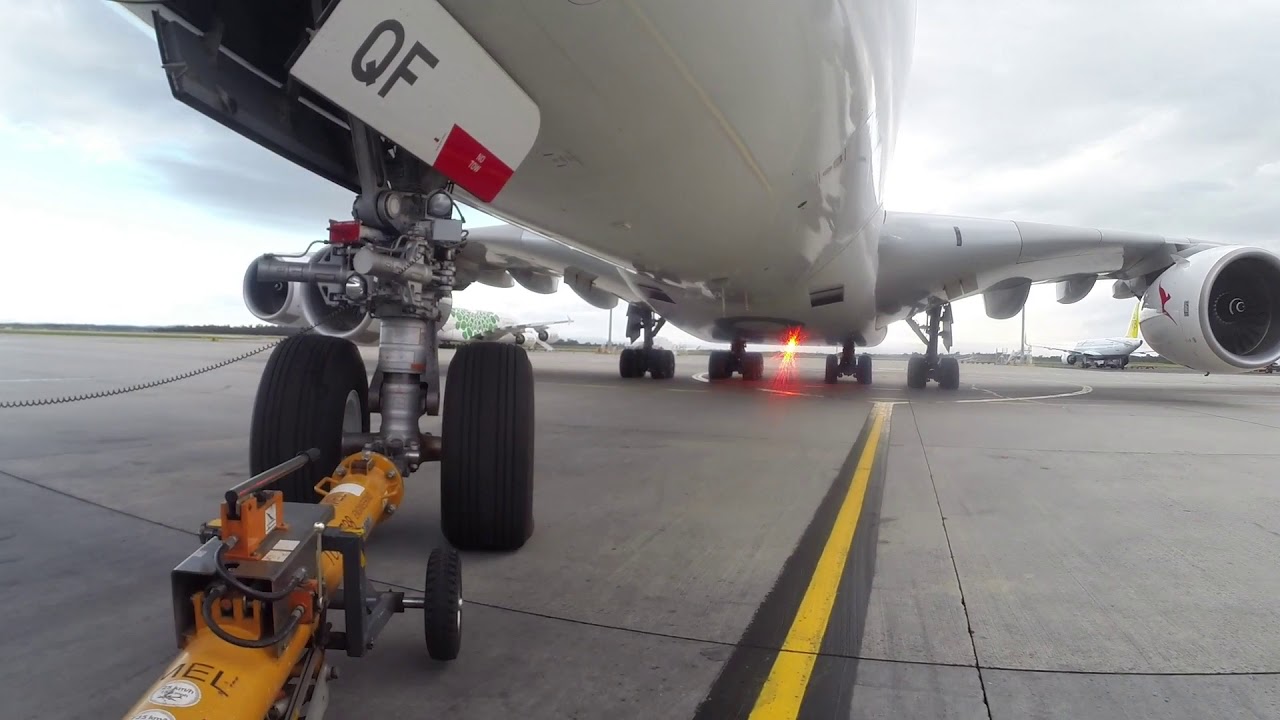 Qantas QF93 Airbus VH-OQF - Pushback - YouTube