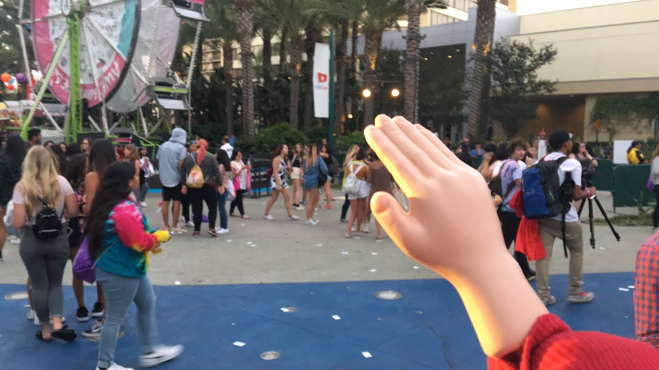 Small Hand High Fives Outside at VidCon - #VidConUS - YouTube