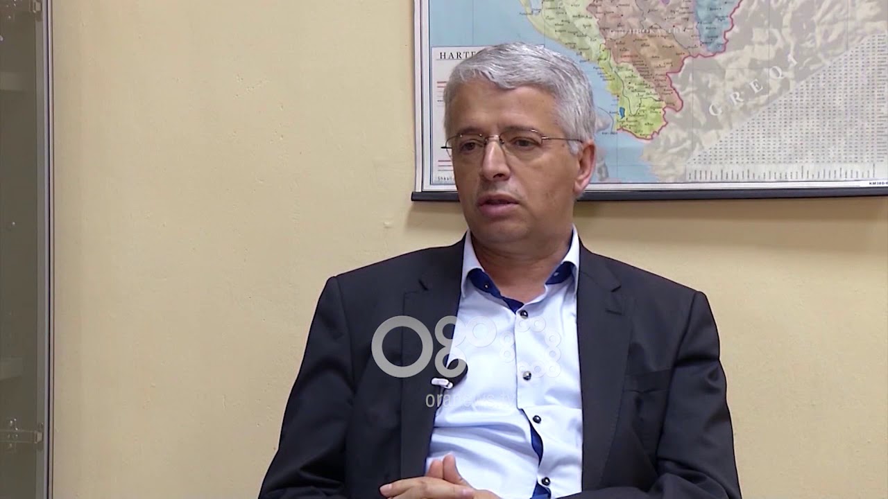 Ora News - Çudit Sandër Lleshi: Policët 'bark derra', shërbim vetëm në ...