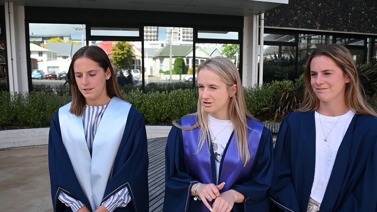 Three sisters graduate on the same day - YouTube