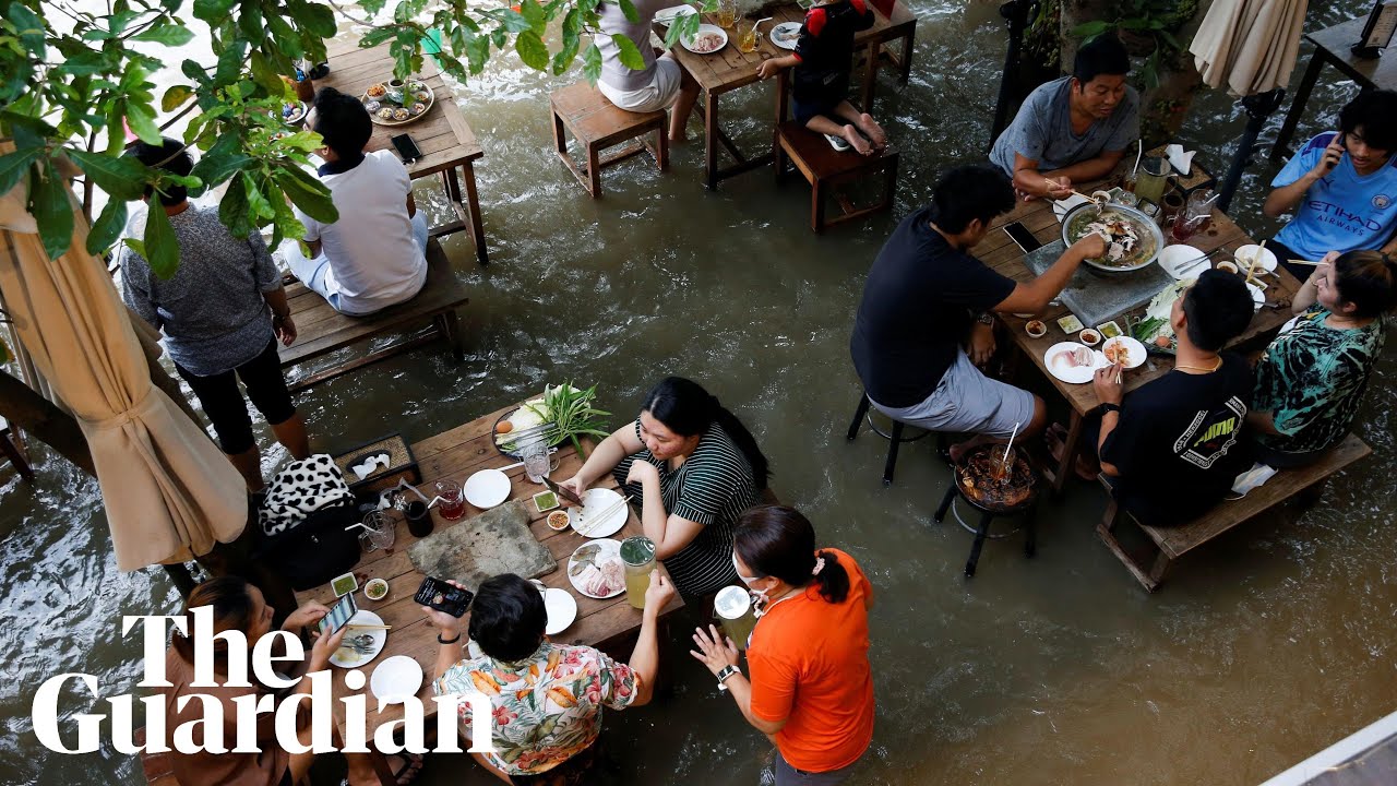 Thai restaurant makes waves as customers flock for flood dining - YouTube
