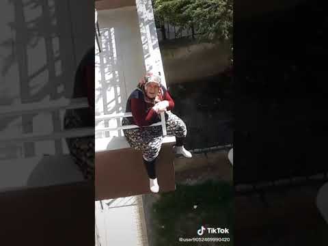 Dışarda mevsim baharmış / Balkondaki teyza