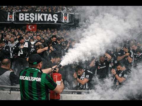 Kocaelisporlu bir taraftarın Beşiktaş tribünlerine yangın tüpü sıktığı o an. #beşiktaş #kocaelispor