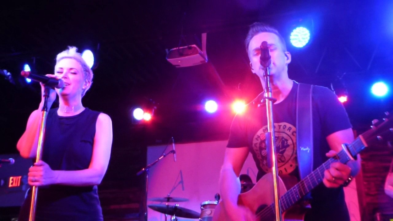 Thompson Square-Live-"Are You Gonna Kiss Me or Not?" - YouTube