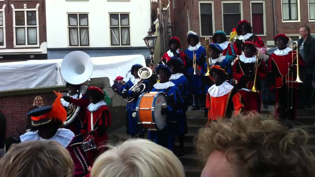 'Dé Pietenband' - Intocht Leiden 2010 - Sinterklaas kapoentje - YouTube
