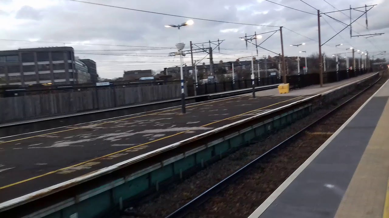 43206/43295 passes Platform 4 & 700143 passes Platform 2 at Finsbury ...