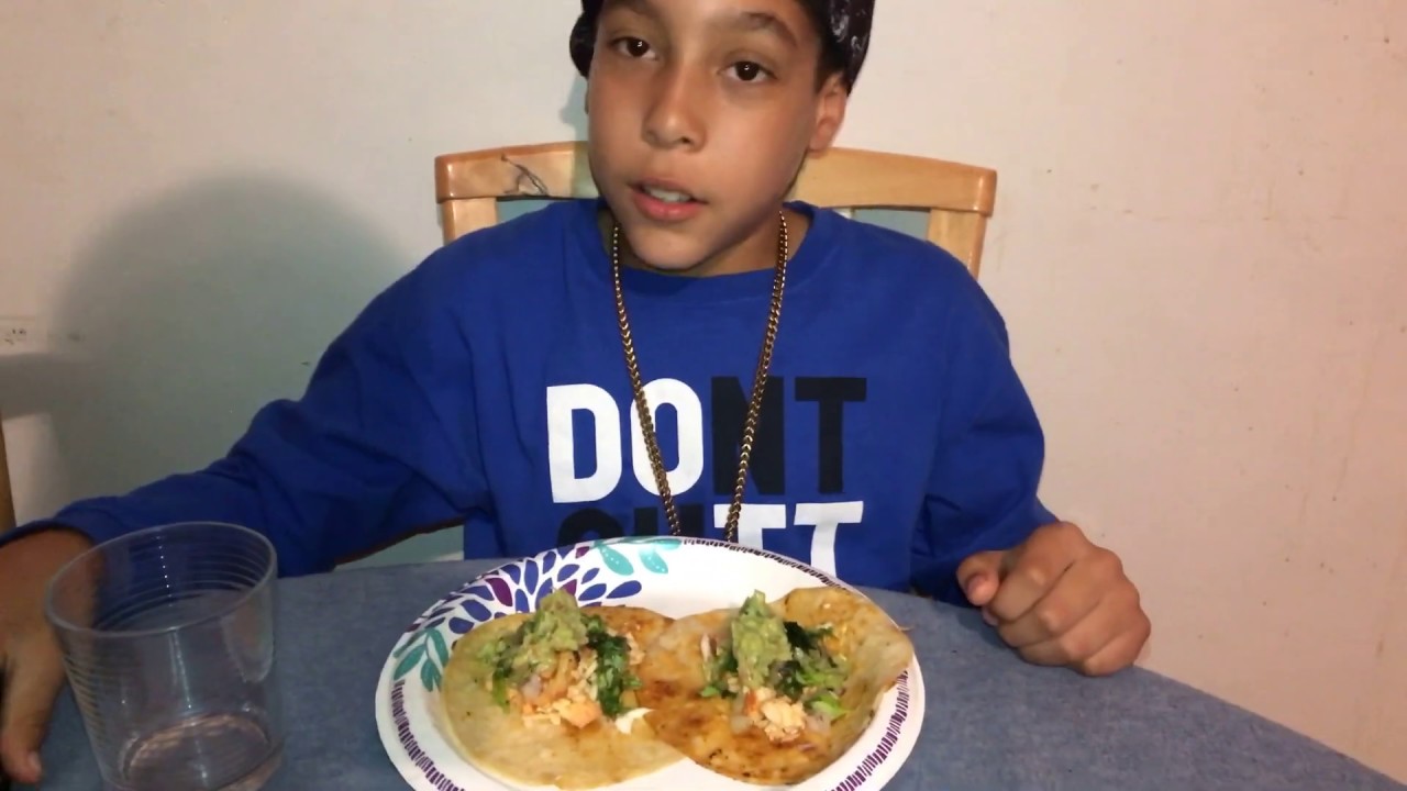 My dad making tacos 🌮 - YouTube