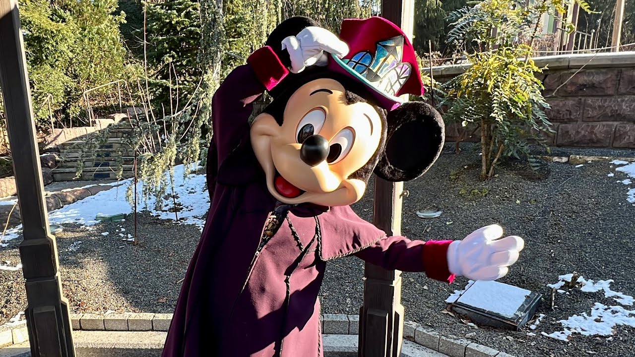 Mickey Mouse Meet & Greet at Phantom Manor in SNOW at Disneyland Paris ...