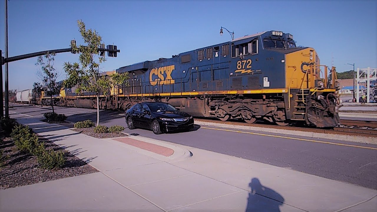*The Last 400* [CSX] Q400-28 [CSXT 872 ES44AH] One AutoRack In the mix ...