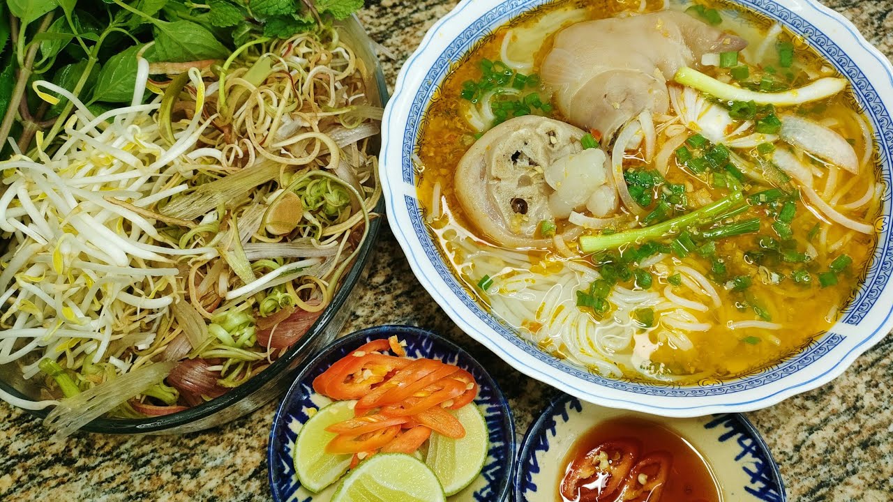 Cách nấu BÚN GIÒ HEO SA TẾ thơm ngon - Món Ăn Ngon Mỗi Ngày - YouTube