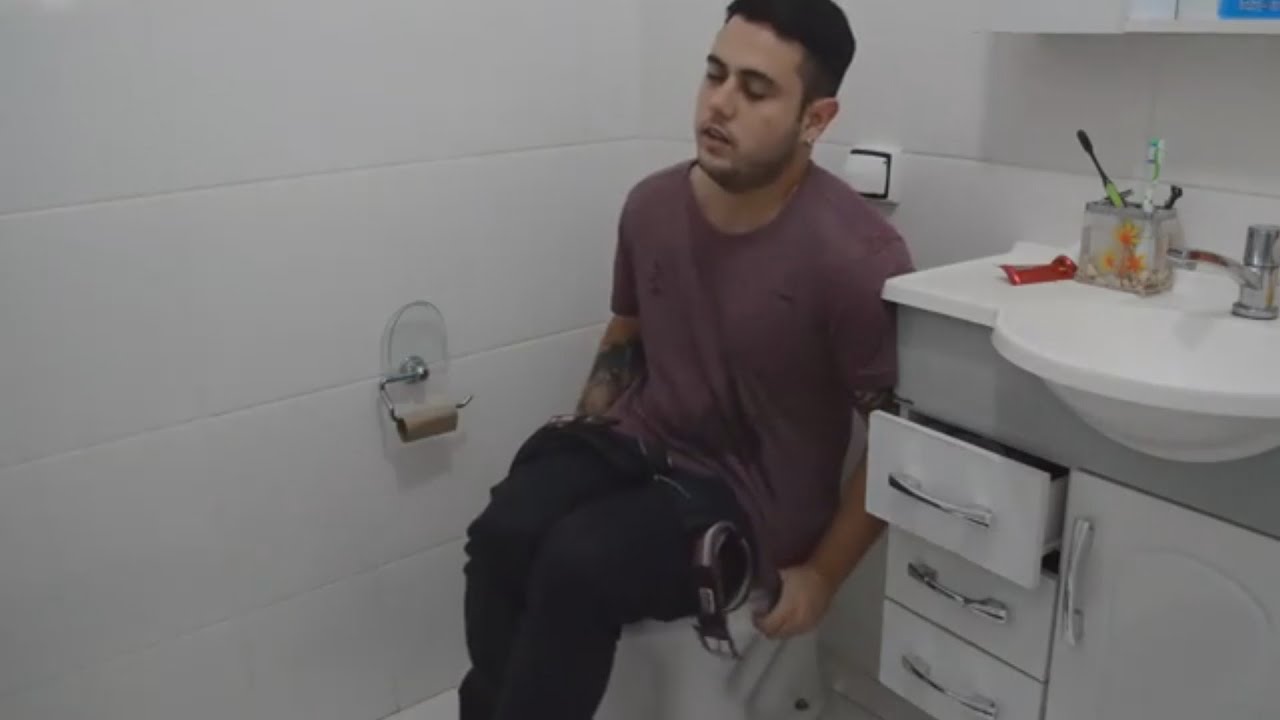 man has diarrhea at friend's house and there's no toilet paper - YouTube