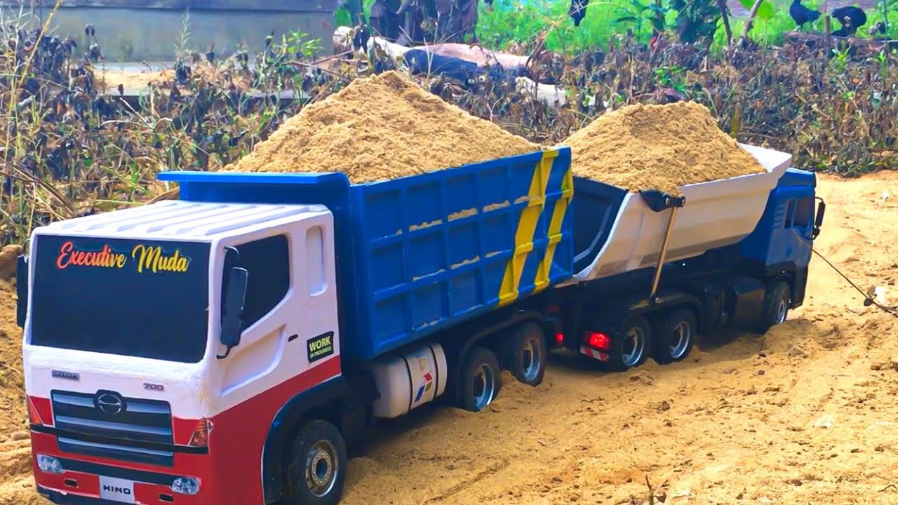 SUPIR MOBIL TRUK HINO MUATAN PASIR TERBENAM DI PASIR DI BANTU TRUK MAN ...