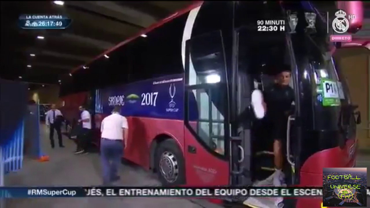 CHRISTIANO RONALDO SLIPPED WHILE GETTING OFF FROM BUS - YouTube