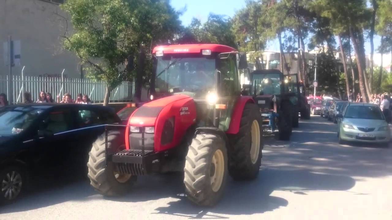 ΤΡΑΚΤΕΡ ΣΤΟ ΚΕΝΤΡΟ ΤΗΣ ΚΟΜΟΤΗΝΗΣ - YouTube