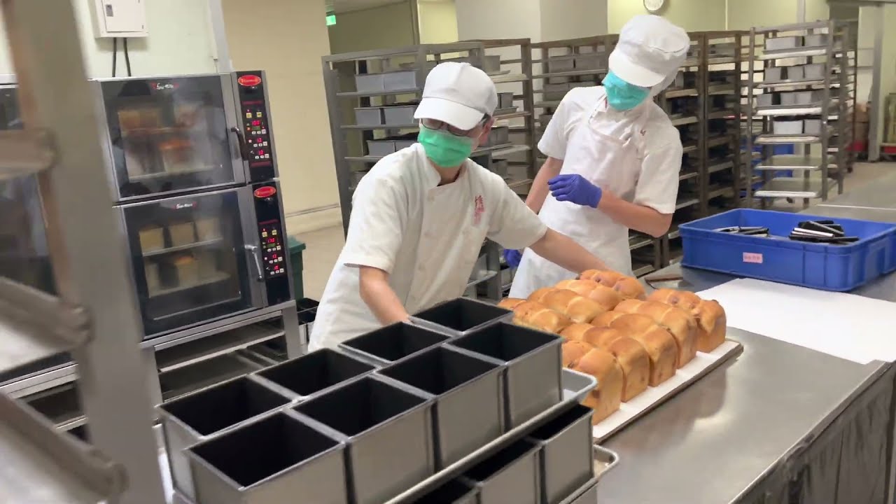 [Foodie Wayne] How Taiwanese make bread by Huge production line with ...