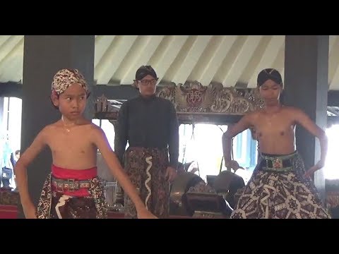 TARI KLANA ALUS (gladhen beksa) - Krida Mardawa, Kraton, Yogyakarta ...