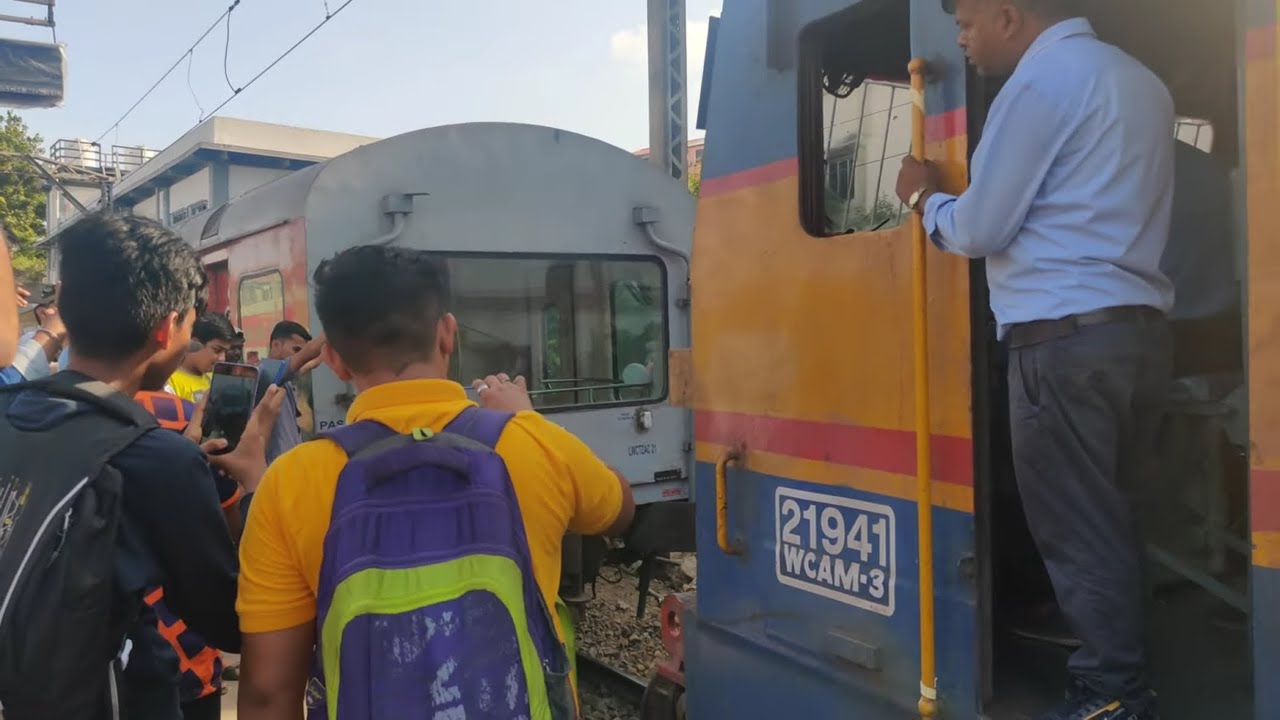 Indian Locomotive Class WCAM-3 honking at Mumbai Chhatrapati Shivaji ...